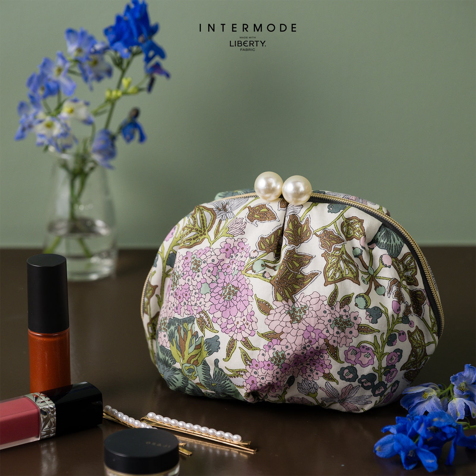【NEW】リバティプリント パールつきギャザーポーチ #187c Edna（エドナ） オリーブ – INTERMODE KAWABE